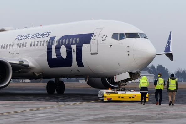 Radom: Pierwsze w Polsce zdalne wypychanie samolotu - Pasazer.com