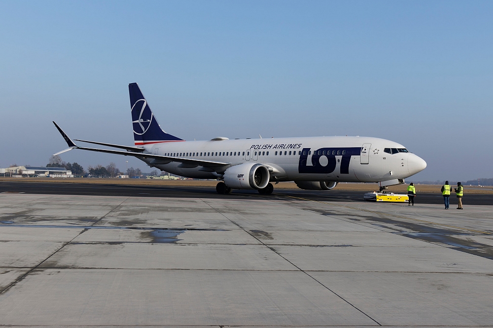 Radom: Pierwsze w Polsce zdalne wypychanie samolotu - Pasazer.com